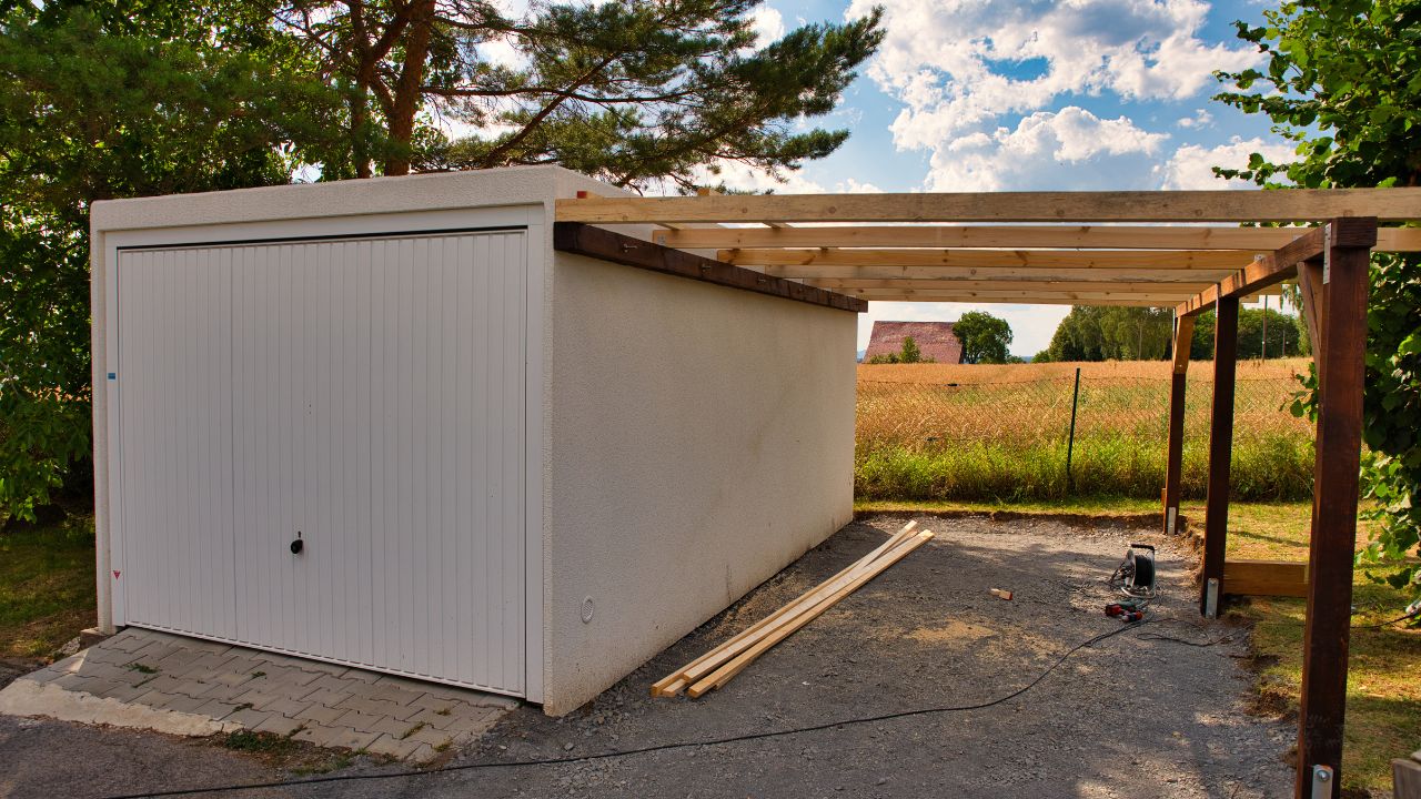 Garage pour jardin en bois ou métal : quel matériau choisir